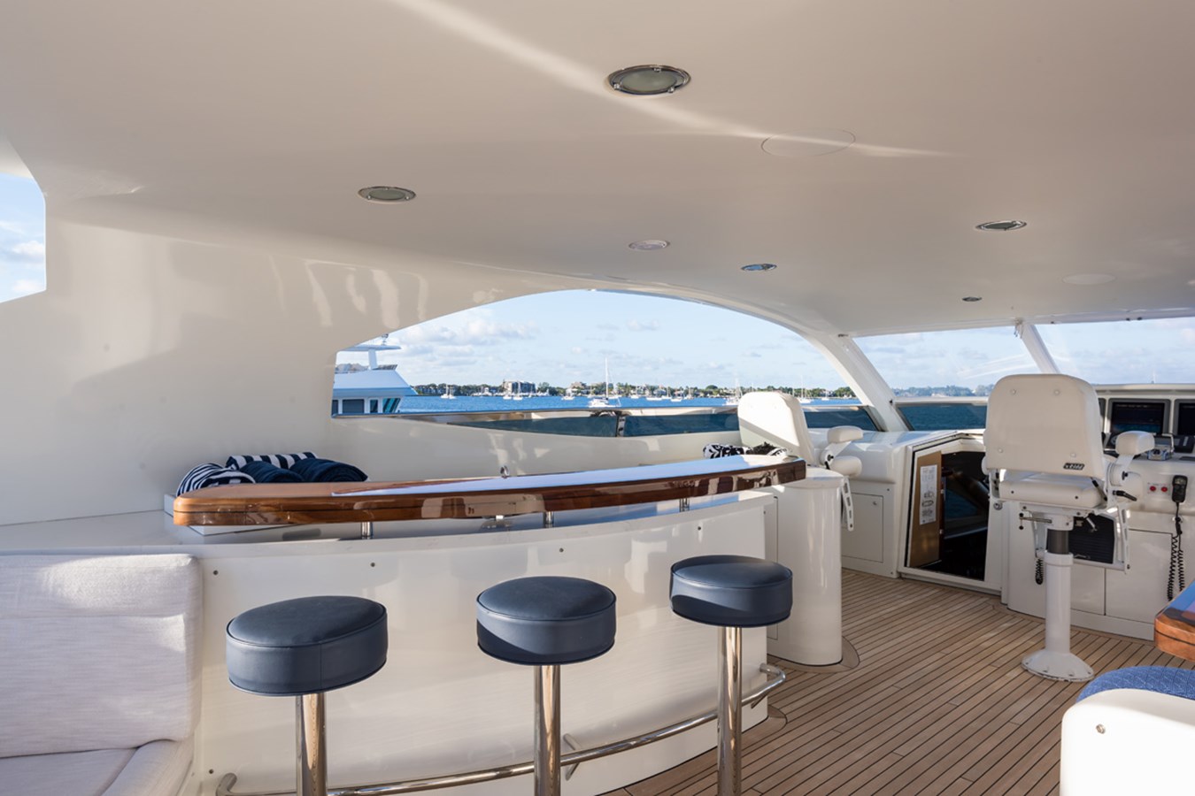 NOMAD - Jacuzzi With Bar – Luxury Yacht Browser | by CHARTERWORLD ...